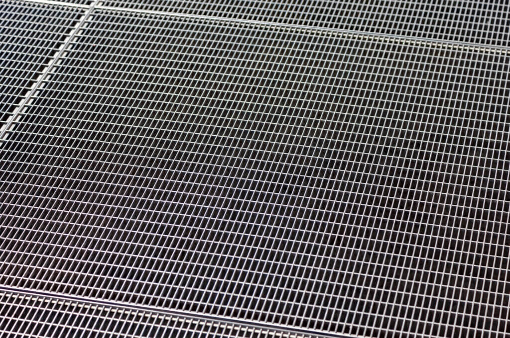 Co je ocelový pozinkovaný svařovaný podlahový rošt a kde se používá?